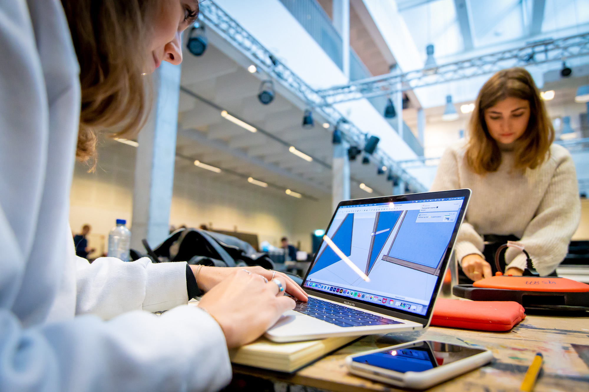 Zo echt kan leren zijn | De Rooi Pannen Tilburg Vormgeving